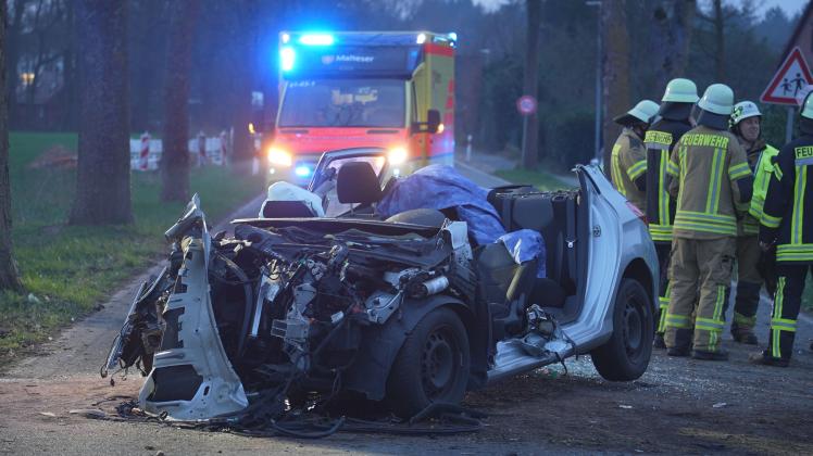 Frontal gegen Baum: Autofahrerin in Harpstedt schwer verletzt