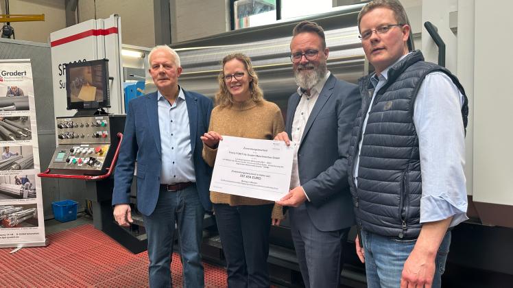 Minister mit Förderbescheid bei Gradert Maschinenbau Schenefeld