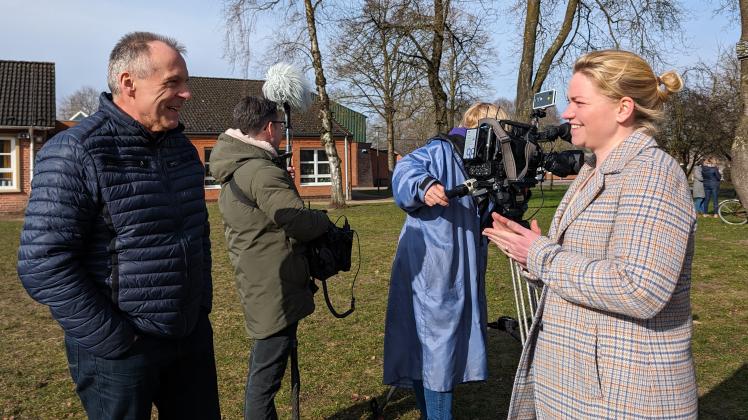 NDR dreht Beitrag für Dorfgeschichten in Groß Kummerfeld