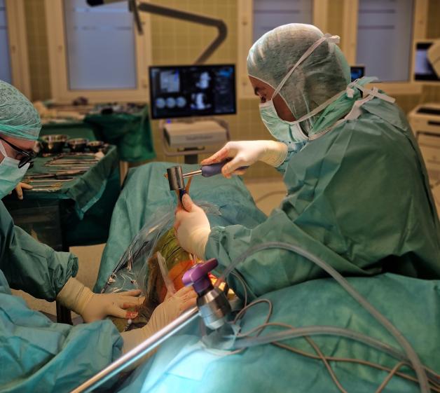 Skoliose-OP im Krankenhaus in Meppen: 59-Jährige nun schmerzfrei