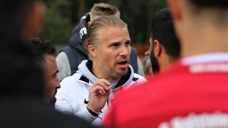 Fußball: TuS Holstein weiter mit Alexander Koll