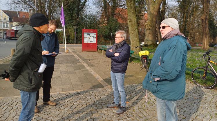 Was kann die Stadt Husum gegen die Krähen im Schlosspark tun?