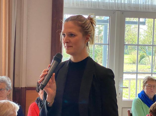 NOZ-Chefredakteurin Louisa Riepe beim Landfrauentag in Bad Laer