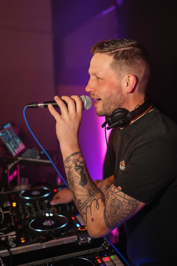 Feiern in Nordfriesland: Sporthalle wird zur Großraumdisco