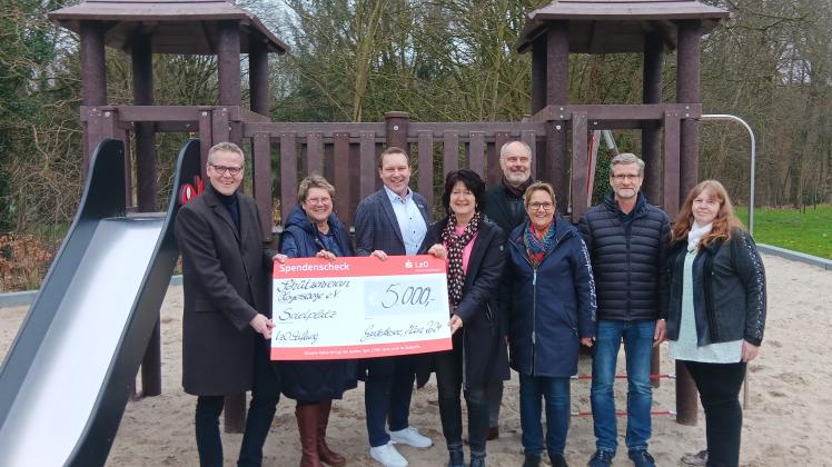 LzO-Stiftung spendiert 5000 Euro für Spielplatz in Hoyerswege