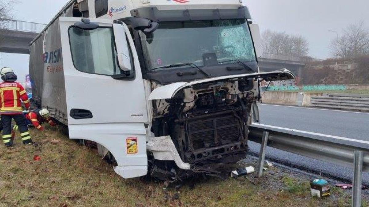 Notfall: Lkw-Fahrer kracht mit 40-Tonner in Leitplanke der A215