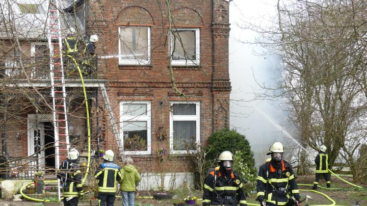 Feuer in Dorfstraße Neuendorf: Frau aus brennendem Haus gerettet