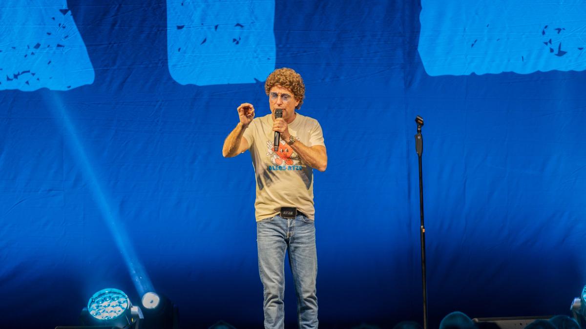 Atze Schröder auf „Erlöser“-Tour in ausverkaufter Osnabrück-Halle