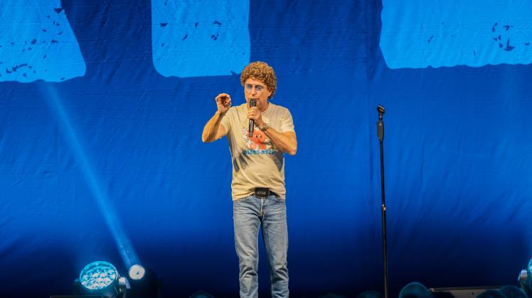 Atze Schröder auf „Erlöser“-Tour in ausverkaufter Osnabrück-Halle