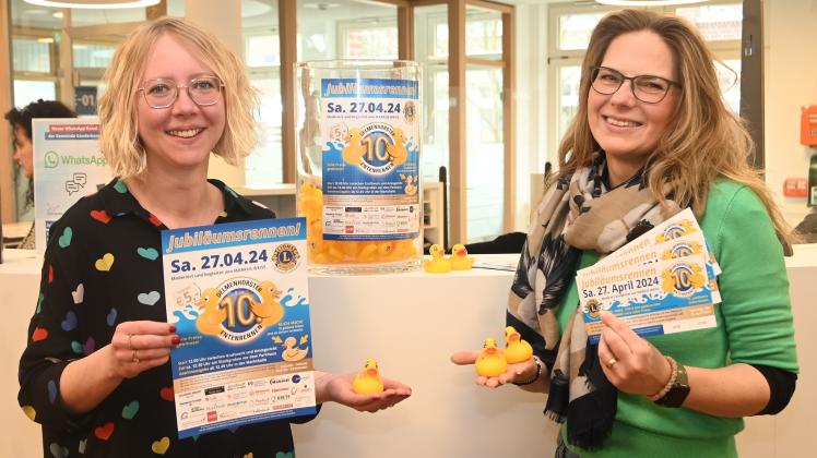 Lose für Entenrennen werden im Bürgerbüro Ganderkesee verkauft