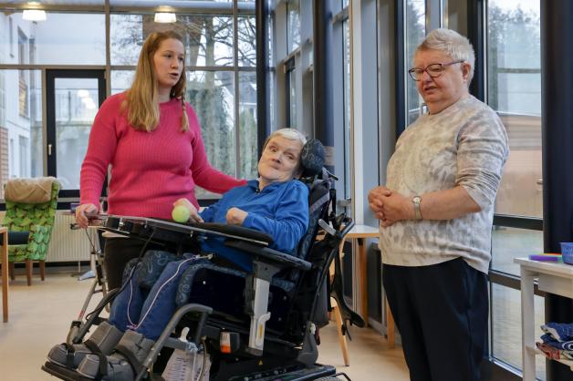 Stiftung spendet Bänke für Bewohner des HHO Wohnen in Hilter