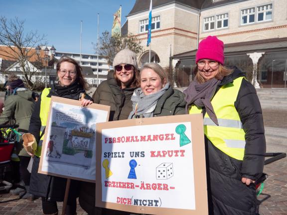 Kita-Demo auf Sylt in Bildern: Protest mit Trommeln und Tröten