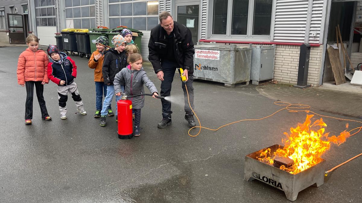 Kinder lernen Umgang mit Feuer bei Meyer Technik in Ganderkesee