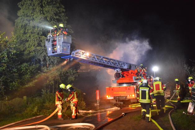 Großfeuer in Oering: Schuppenbrand greift auf Haus über