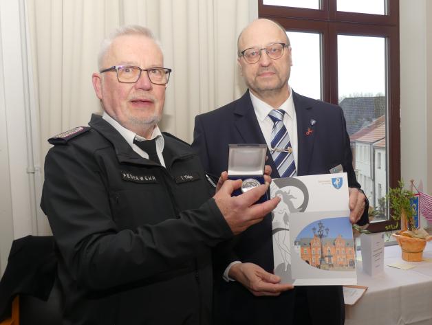 Ehrentag Glückstadt Sechs Bürger tragen sich ins Goldene Buch ein