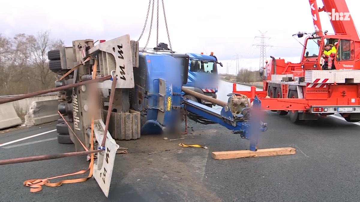 Anhänger mit schwerem Gerät kippt nach Aufprall auf die Seite - A7 ...