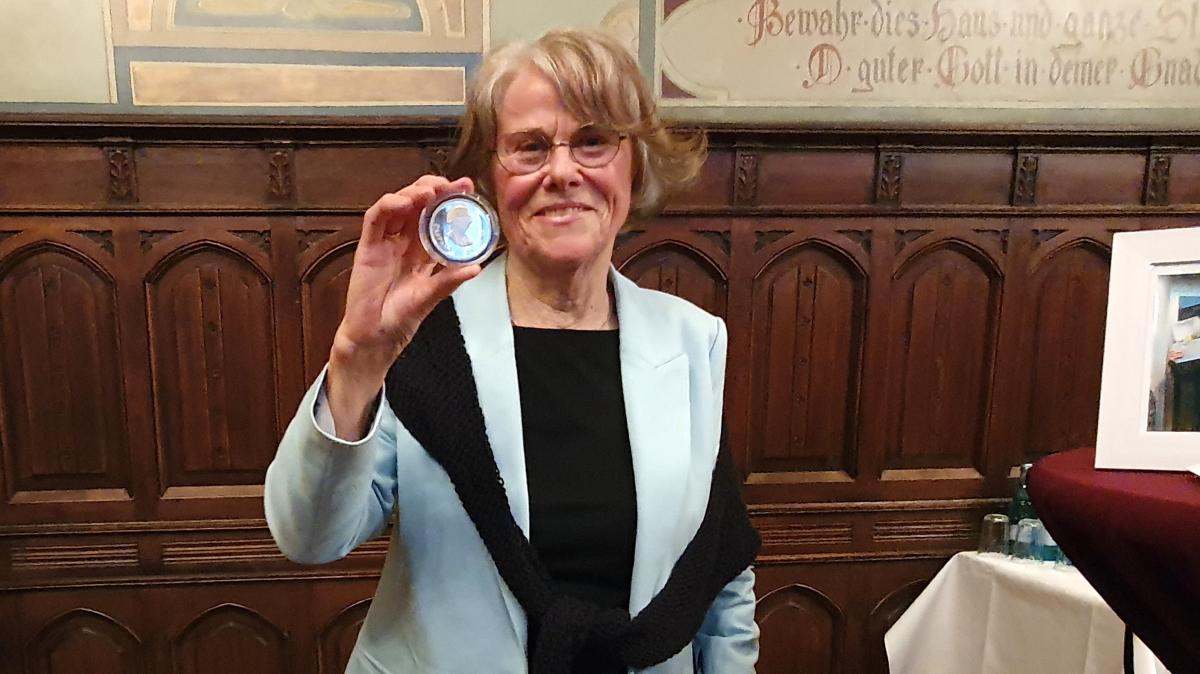 Hohe Auszeichnung in Neumünster: Eine Medaille für Heide Winkler