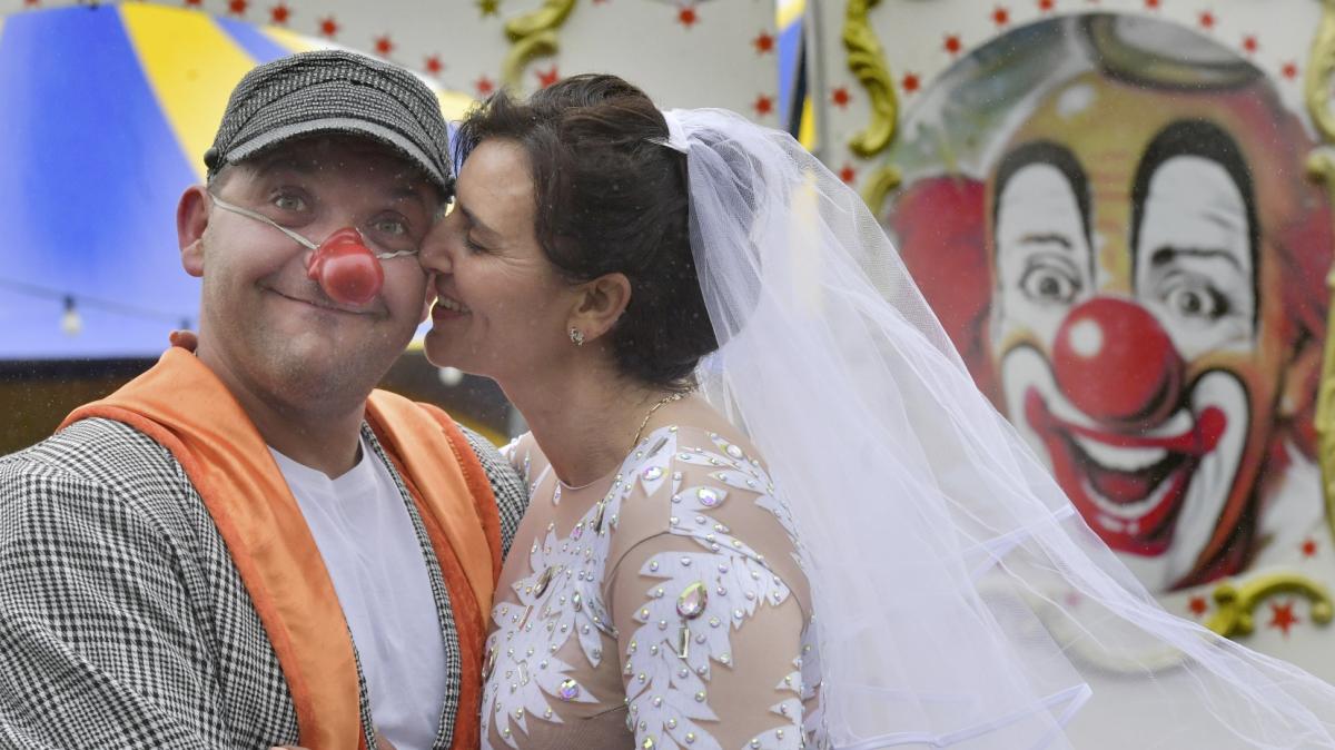 Zirkusprinzessin heiratet in Leer ihren Clown