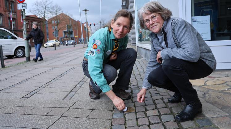 Kirchen und Schulen übernehmen Verantwortung für Stolpersteine | SHZ