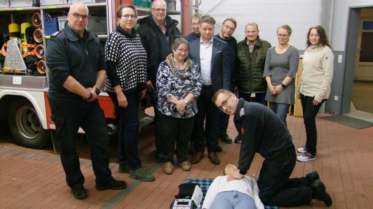 Feuerwehr Mittelangeln hat jetzt einen Defibrillator