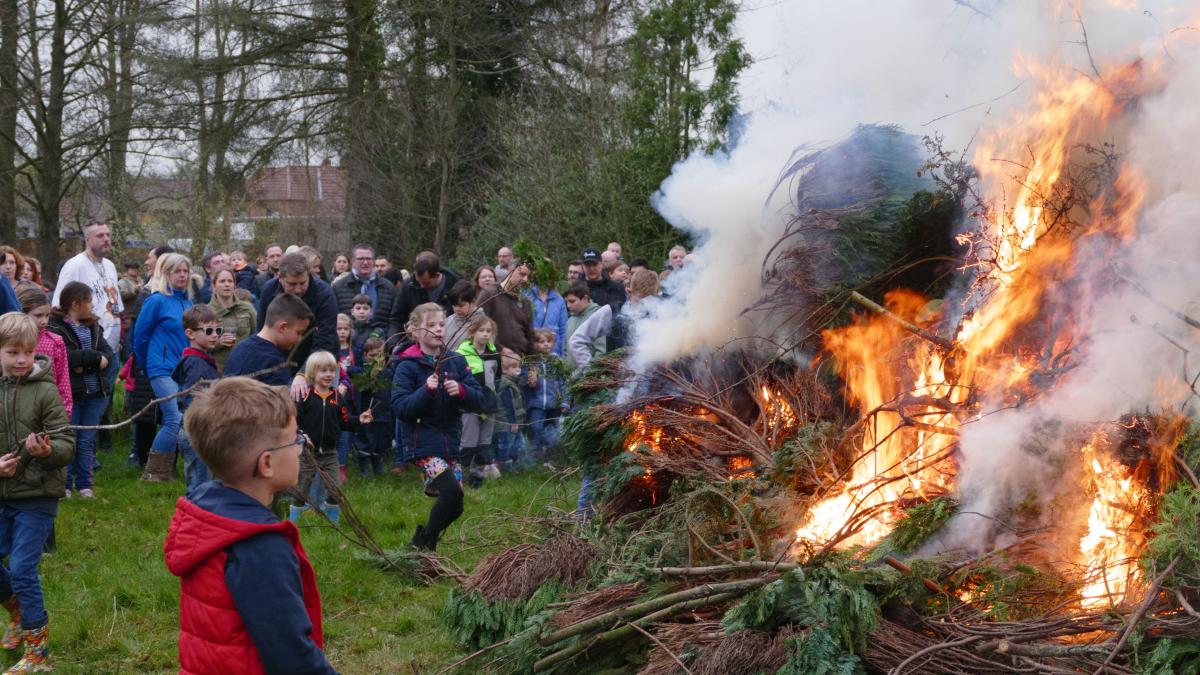 Die schönsten Fotos vom Osterfeuer bei Menkens in Hoykenkamp