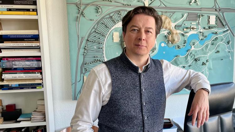 Archäologe Prof. Weiss erforscht alle Burgen in und um Hamburg