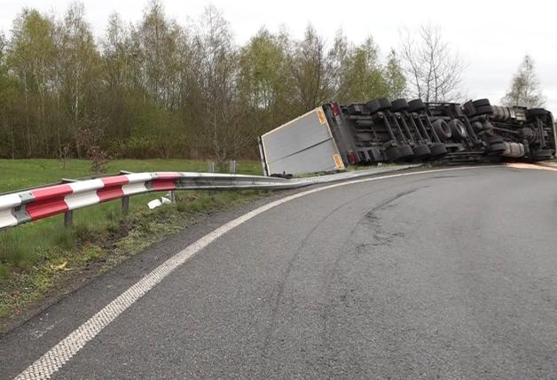 Schwerer Lkw-Unfall im Berufsverkehr auf der A1 bei Stuhr