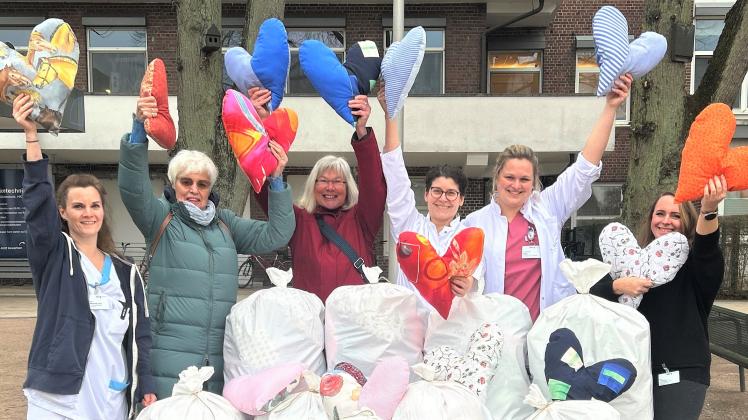 Spende für Regio-Klinik Pinneberg: Landfrauen nähen Herzkissen