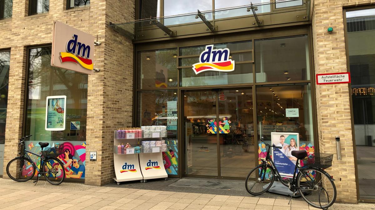 dm-Markt in Pinneberg: Jugendlicher bedroht Verkäuferin dm-Markt in Pinneberg: Jugendlicher bedroht Verkäuferin