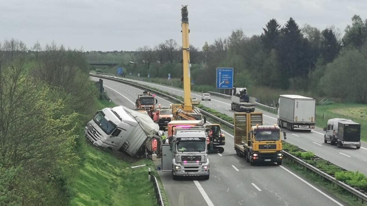 Vollsperrung der A31: Lastwagen kommt von Fahrbahn ab