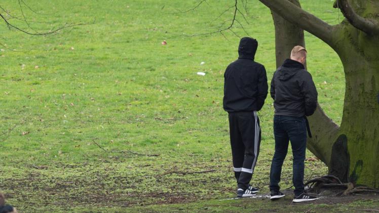 Niedersachsen: Mann beim Pinkeln von Unbekannten angegriffen