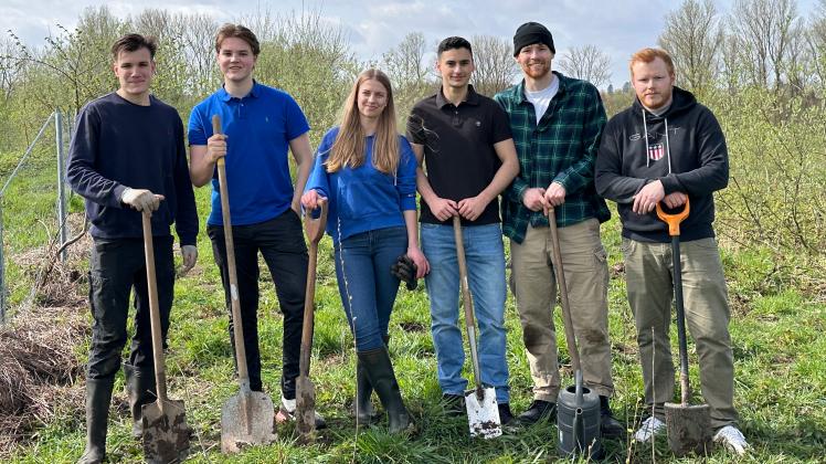 Pflanzaktion in Eckernförde: Sechs Studenten setzen Zeichen | SHZ
