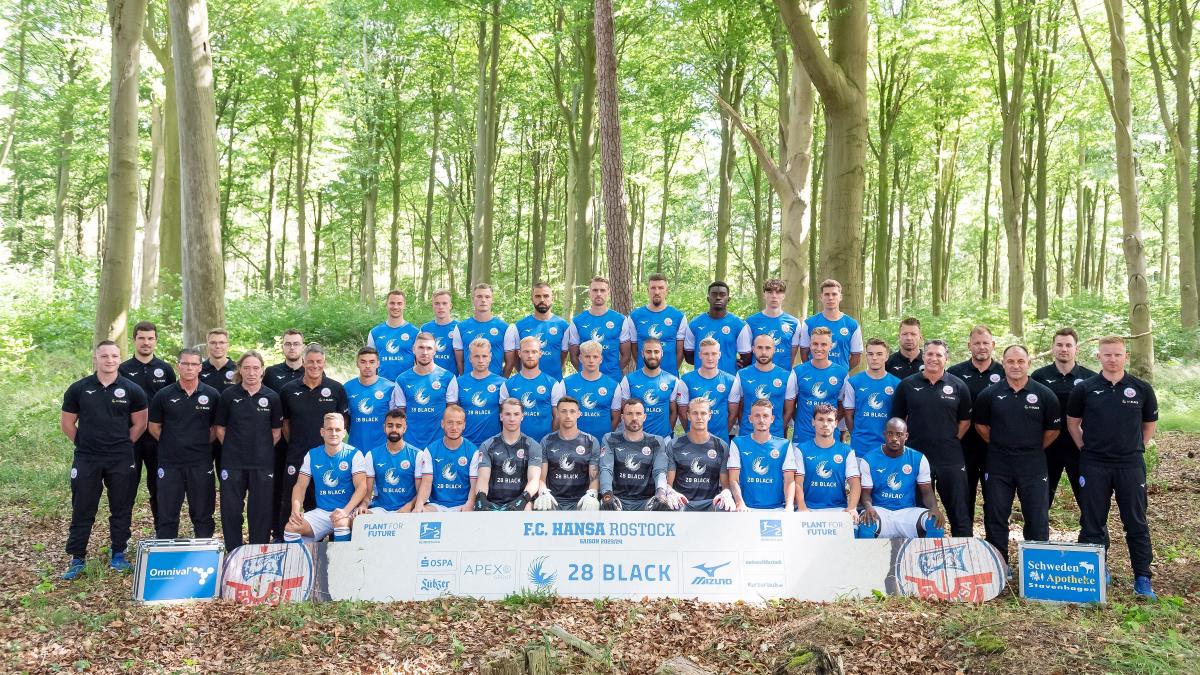 Spieler des FC Hansa Rostock geben Autogrammstunde | NNN