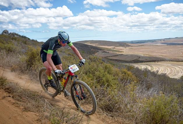 Lukas Kaufmann fährt bei Mountainbike-Rennen am Alfsee in Rieste
