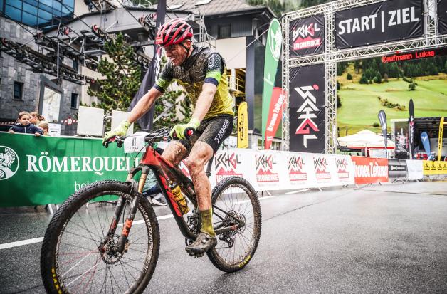 Lukas Kaufmann fährt bei Mountainbike-Rennen am Alfsee in Rieste