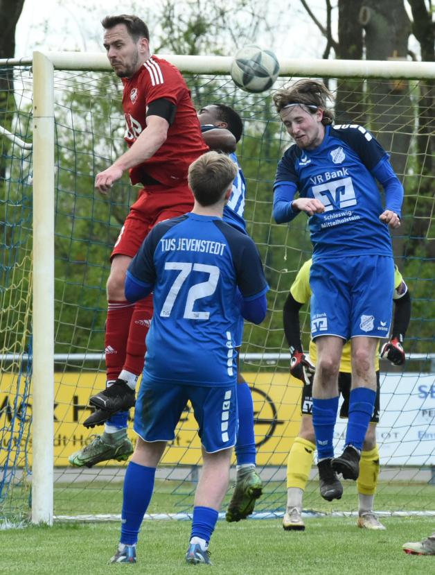Fußball-Verbandsliga: Remis im Verfolgerduell beim TuS Jevenstedt