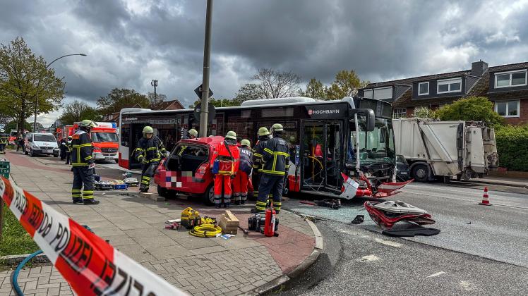 Hamburg: Unfall mit Bus – Autofahrerin lebensgefährlich verletzt