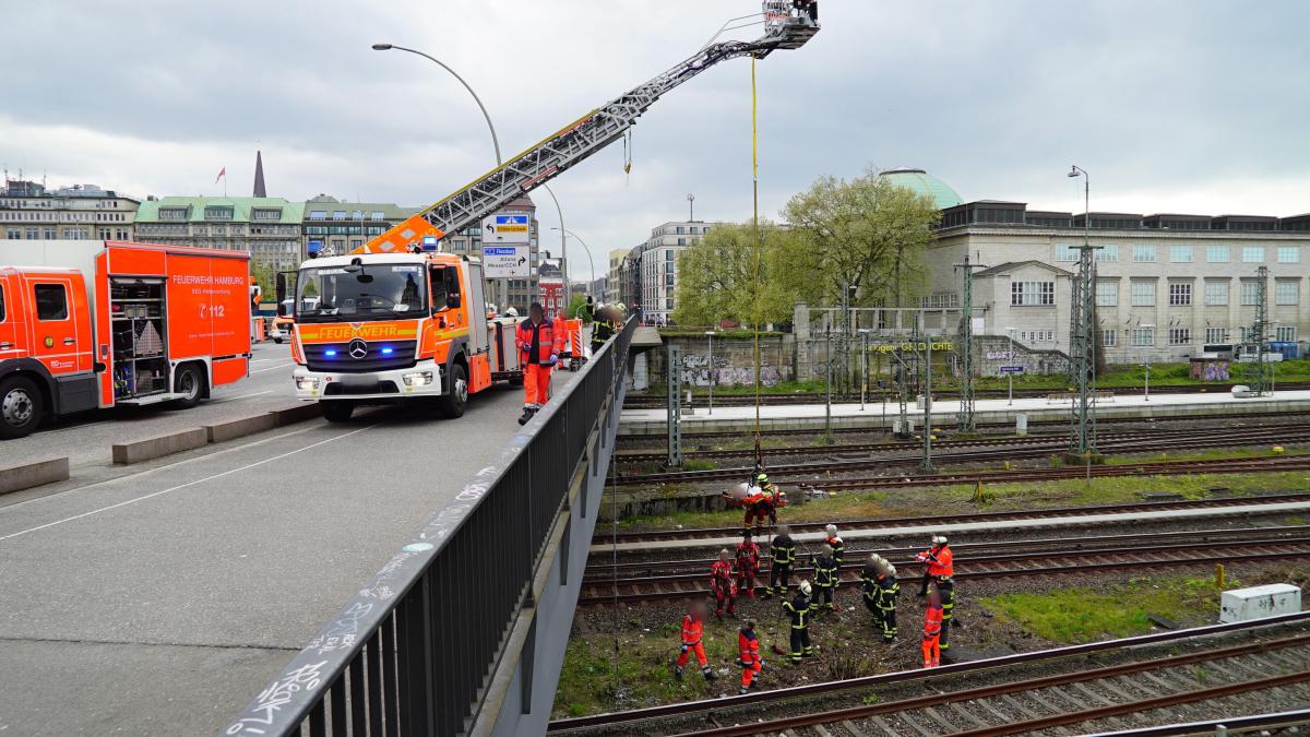 Bauzug am Hamburger Hauptbahnhof entgleist – Verkehrschaos in SH