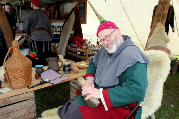 Erster Mittelaltermarkt mit „Hexenbad“ in der Frühlingssonne