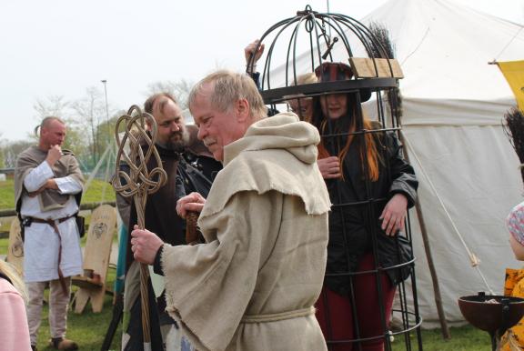 Erster Mittelaltermarkt mit „Hexenbad“ in der Frühlingssonne