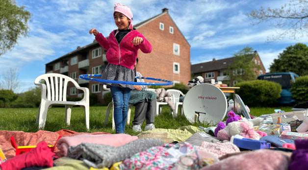 Flohmarkt lockt Schnäppchen.Jäger und Sammler nach Glückstadt
