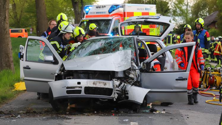 Schwerer Unfall bei Neuendeich: Autofahrer eingeklemmt