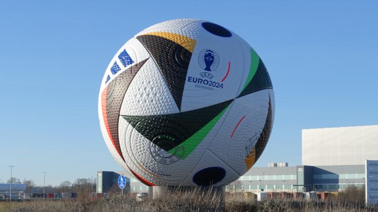 Im Niedersachenpark in Rieste steht der XXL-EM-Ball Fußballliebe