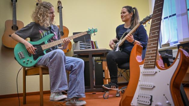 13-jährige Juno spielt Cello, E-Bass und Klavier