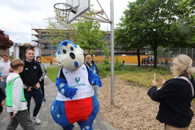 Der HSV-Dino macht es vor: Rellingen feiert erstes Inklusionsfest