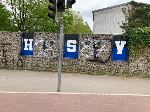 Elmshorn in Blau-Weiß-Schwarz: Überall HSV-Graffiti