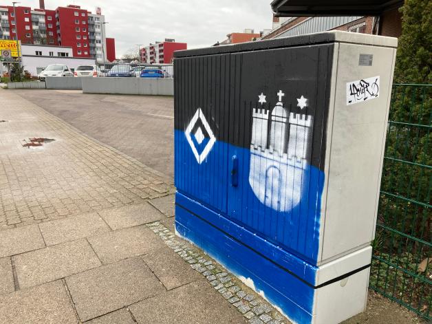 Elmshorn in Blau-Weiß-Schwarz: Überall HSV-Graffiti