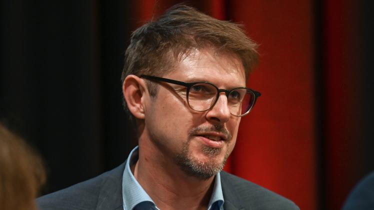 Nach tätlichen Angriff: SPD-Politiker Ecke meldet sich zu Wort | SHZ