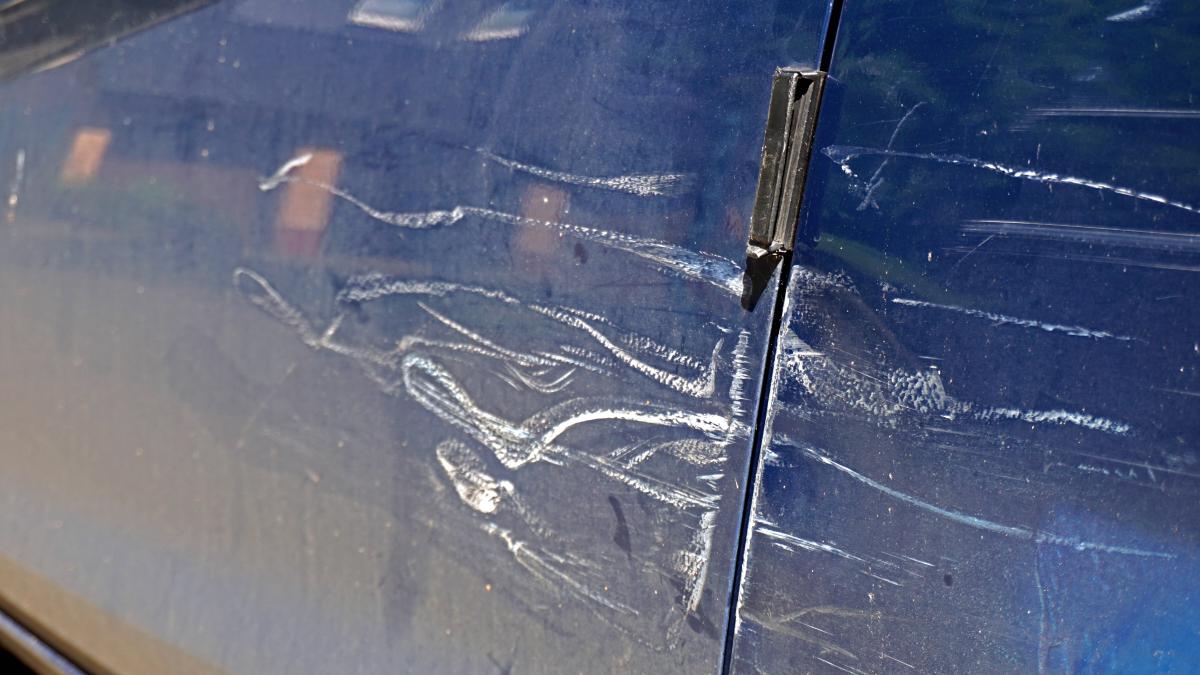 Autolack in Glückstadt zerkratzt: Polizei sucht Zeugen