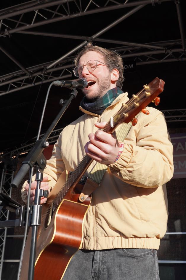 Dieser Mann legt bei „Mama geht tanzen“ im „Limit“ Ihrhove auf